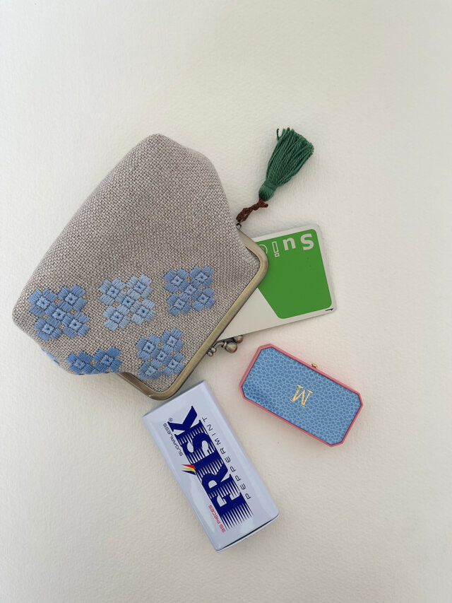 紫陽花・青色 - 10cmリネンがま口ポーチ | iichi 日々の暮らしを心地よくするハンドメイドやアンティークのマーケットプレイス