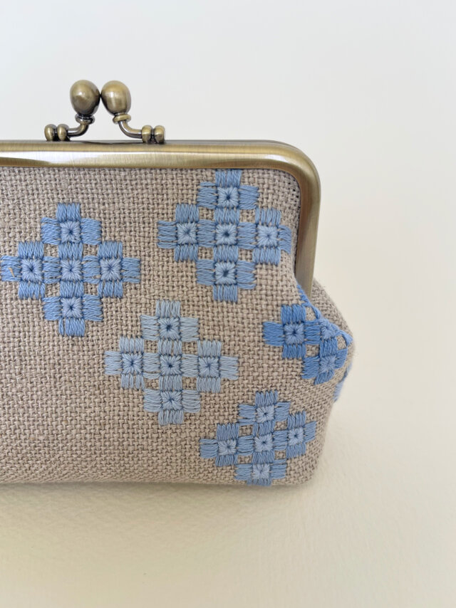 紫陽花・青色 - 10cmリネンがま口ポーチ | iichi 日々の暮らしを心地よくするハンドメイドやアンティークのマーケットプレイス