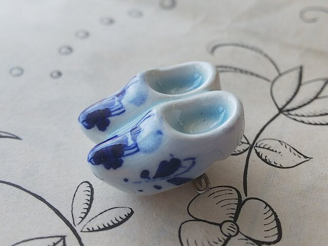 ヴィンテージ デルフトBlue ちいさなちいさな靴の陶磁器製ブローチ | iichi 日々の暮らしを心地よくするハンドメイドやアンティークのマーケットプレイス