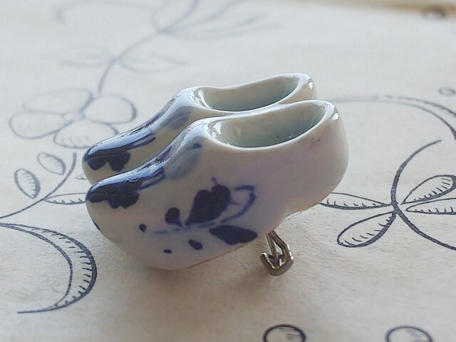 ヴィンテージ デルフトBlue ちいさなちいさな靴の陶磁器製ブローチ | iichi 日々の暮らしを心地よくするハンドメイドやアンティークのマーケットプレイス