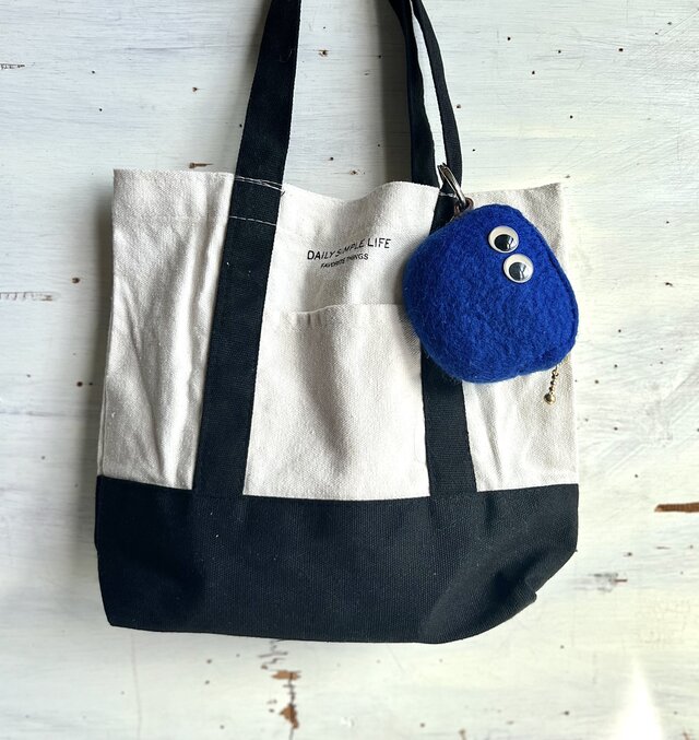 羊毛のおめめくりくりモンスターポーチ（ブルー） | iichi 日々の暮らしを心地よくするハンドメイドやアンティークのマーケットプレイス