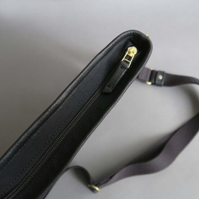 n×l flat shoulder bag (black×black) | iichi 日々の暮らしを心地よくするハンドメイドやアンティークのマーケットプレイス