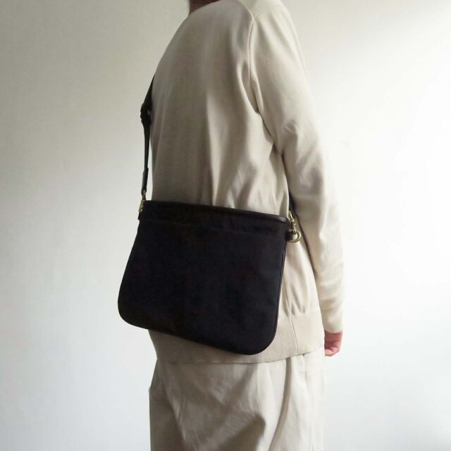 n×l flat shoulder bag (black×black) | iichi 日々の暮らしを心地よくするハンドメイドやアンティークのマーケットプレイス