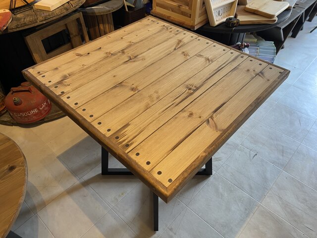 在庫あり 即納 hotaru テーブル 机 カフェ BAR ダーク ブラック アップサイクル | iichi 日々の暮らしを心地よくするハンドメイドやアンティークのマーケットプレイス