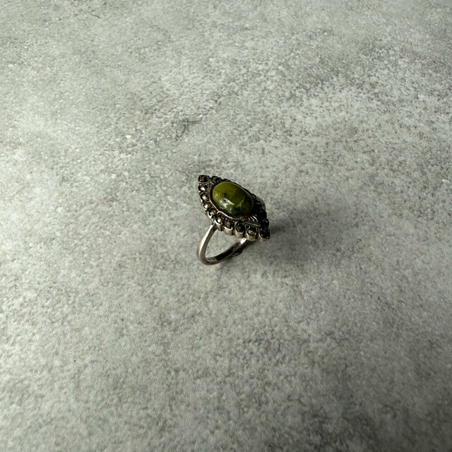 046 エルフの小径 – サーペンティンとマーカサイトのヴィンテージリング | iichi 日々の暮らしを心地よくするハンドメイドやアンティークのマーケットプレイス