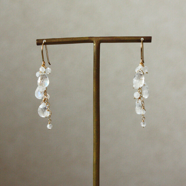 No. 710 ホワイトラブラドライトのピアス | iichi 日々の暮らしを心地よくするハンドメイドやアンティークのマーケットプレイス