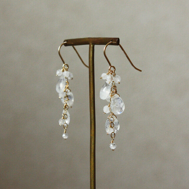 No. 710 ホワイトラブラドライトのピアス | iichi 日々の暮らしを心地よくするハンドメイドやアンティークのマーケットプレイス