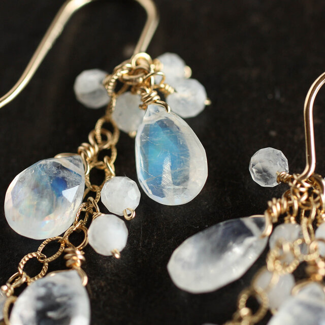 No. 710 ホワイトラブラドライトのピアス | iichi 日々の暮らしを心地よくするハンドメイドやアンティークのマーケットプレイス