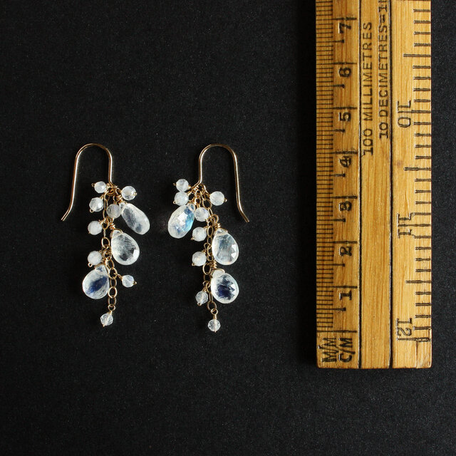 No. 710 ホワイトラブラドライトのピアス | iichi 日々の暮らしを心地よくするハンドメイドやアンティークのマーケットプレイス