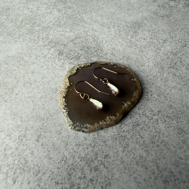 014 エルフの雫 – ヴィクトリアのサフィレットピアス | iichi 日々の暮らしを心地よくするハンドメイドやアンティークのマーケットプレイス