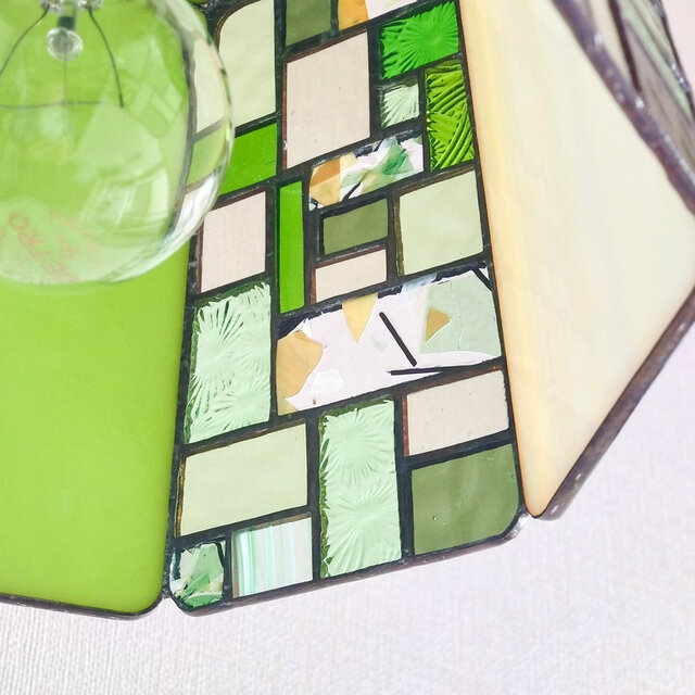 ミドリのパッチワーク＊ステンドグラスのペンダントライト E26大きい電球用のコピー | iichi 日々の暮らしを心地よくするハンドメイドやアンティークのマーケットプレイス