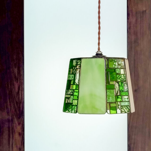 ミドリのパッチワーク＊ステンドグラスのペンダントライト E26大きい電球用のコピー | iichi 日々の暮らしを心地よくするハンドメイドやアンティークのマーケットプレイス