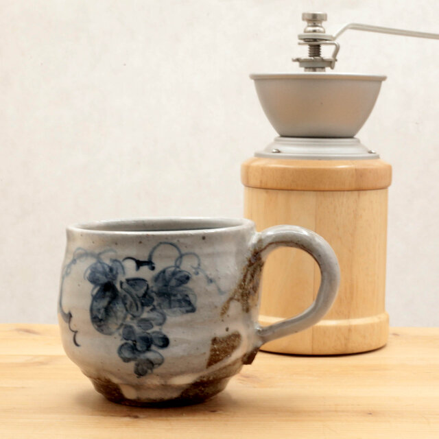 染付マグカップa-4 | iichi 日々の暮らしを心地よくするハンドメイドやアンティークのマーケットプレイス