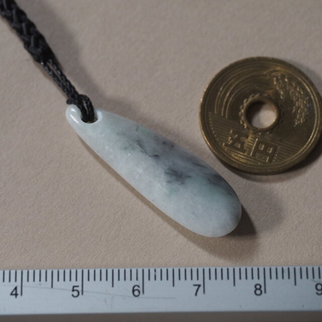 糸魚川翡翠 根付40 | iichi 日々の暮らしを心地よくするハンドメイドやアンティークのマーケットプレイス