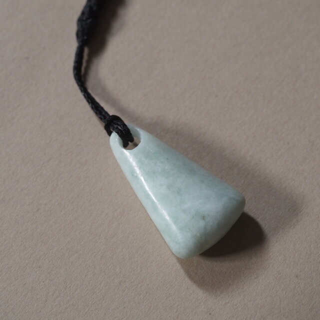 糸魚川翡翠 根付42 | iichi 日々の暮らしを心地よくするハンドメイドやアンティークのマーケットプレイス