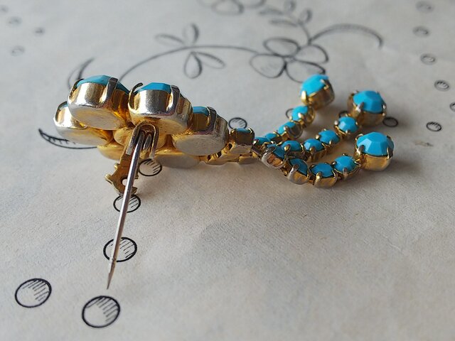 ヴィンテージ Shooting star／流れ星のような ターコイズGlassお花のブローチ | iichi 日々の暮らしを心地よくするハンドメイドやアンティークのマーケットプレイス