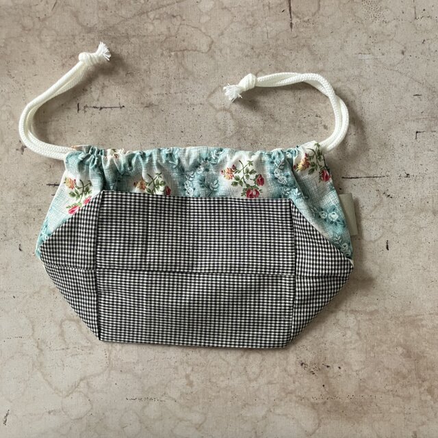ふんわりお花柄の巾着袋。（kc-bb-059） | iichi 日々の暮らしを心地よくするハンドメイドやアンティークのマーケットプレイス