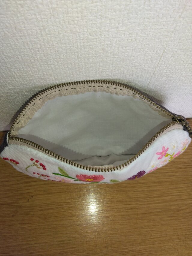 花の刺繍ポーチ 70 | iichi 日々の暮らしを心地よくするハンドメイドやアンティークのマーケットプレイス