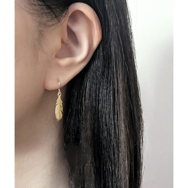 K18GP フェザーピアス | iichi 日々の暮らしを心地よくするハンドメイドやアンティークのマーケットプレイス