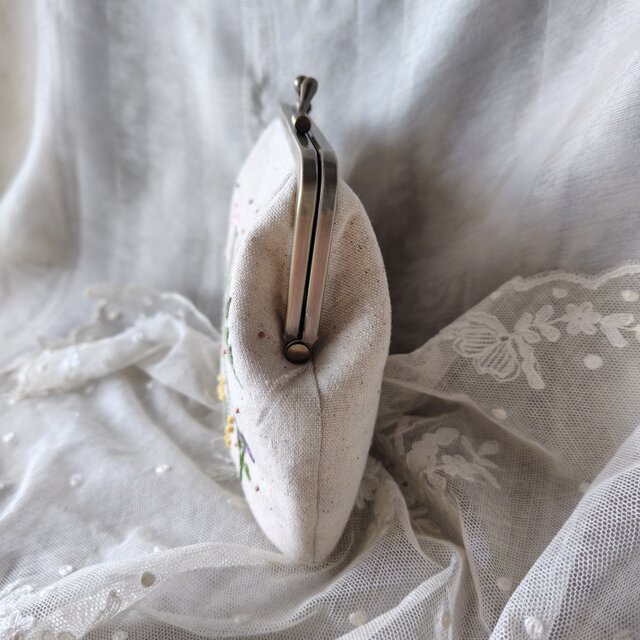 リネン*刺繍*野の花*がま口ポーチ | iichi 日々の暮らしを心地よくするハンドメイドやアンティークのマーケットプレイス