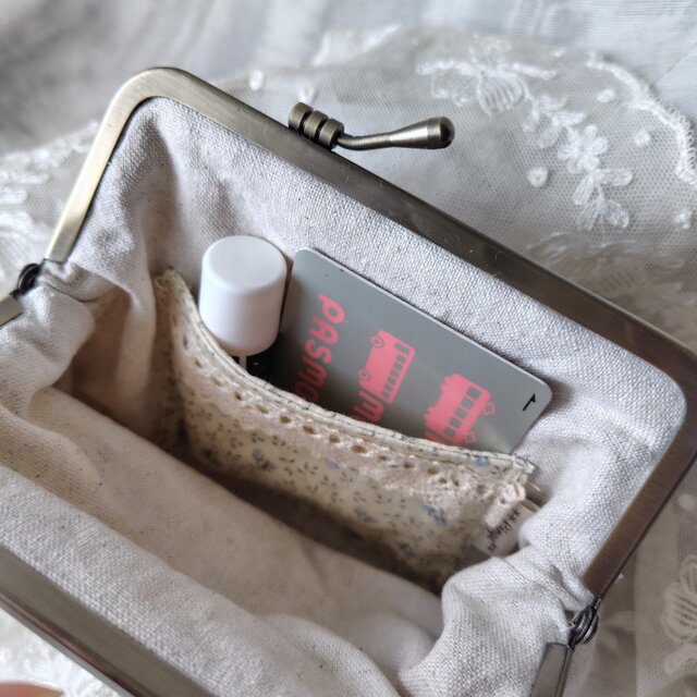 リネン*刺繍*野の花*がま口ポーチ | iichi 日々の暮らしを心地よくするハンドメイドやアンティークのマーケットプレイス