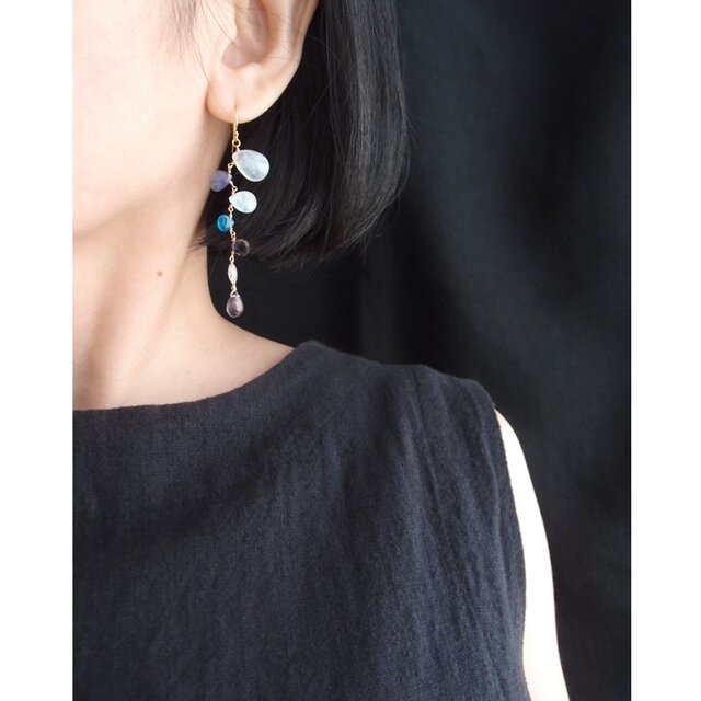 【K14gf】Mobile Earrings／モビールピアス（White × Blue） | iichi 日々の暮らしを心地よくするハンドメイドやアンティークのマーケットプレイス