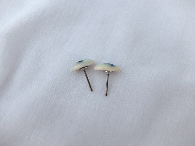 ピアス bourgeon blueblack | iichi 日々の暮らしを心地よくするハンドメイドやアンティークのマーケットプレイス