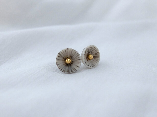 ピアス lily draw | iichi 日々の暮らしを心地よくするハンドメイドやアンティークのマーケットプレイス