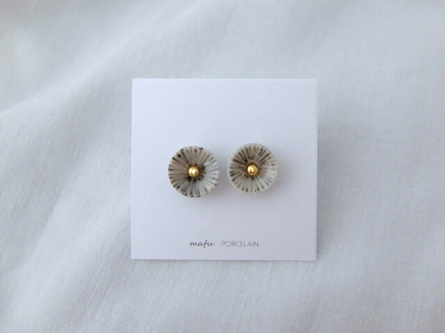 ピアス lily draw | iichi 日々の暮らしを心地よくするハンドメイドやアンティークのマーケットプレイス