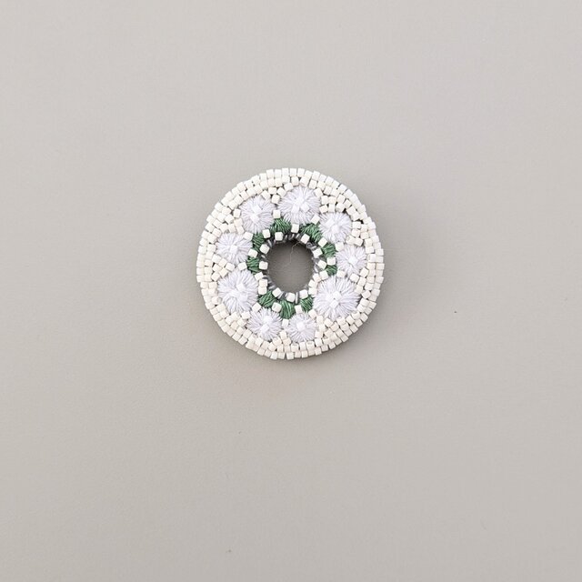 monolog 花摘みリースブローチ | iichi 日々の暮らしを心地よくするハンドメイドやアンティークのマーケットプレイス
