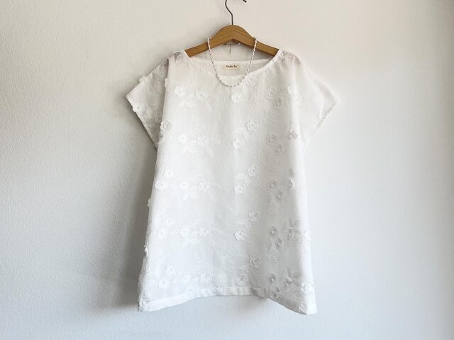 2025年度版♡ フランス立体お刺繍ブラウス | iichi 日々の暮らしを心地よくするハンドメイドやアンティークのマーケットプレイス