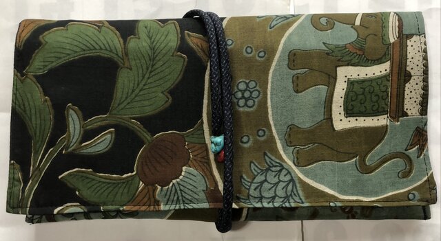 8231 羽織の裏地で作った和風財布・ポーチ | iichi 日々の暮らしを心地よくするハンドメイドやアンティークのマーケットプレイス