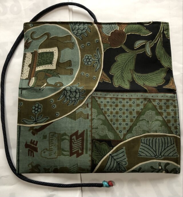 8231 羽織の裏地で作った和風財布・ポーチ | iichi 日々の暮らしを心地よくするハンドメイドやアンティークのマーケットプレイス