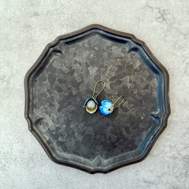 【193】BLUEBELL CHARM – 花ひらく青のピアス | iichi 日々の暮らしを心地よくするハンドメイドやアンティークのマーケットプレイス