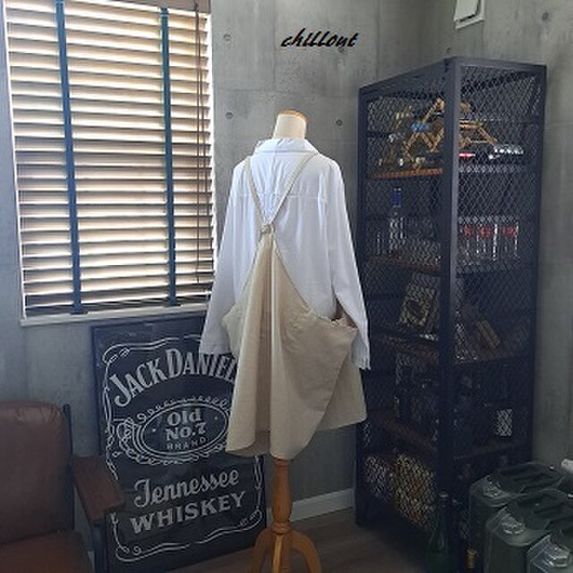 【背中がかわいい】エプロンドレス：ナチュラルリネン【0564】 | iichi 日々の暮らしを心地よくするハンドメイドやアンティークのマーケットプレイス