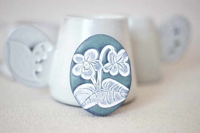 陶土の草花ブローチ : : : 1366 | iichi 日々の暮らしを心地よくするハンドメイドやアンティークのマーケットプレイス