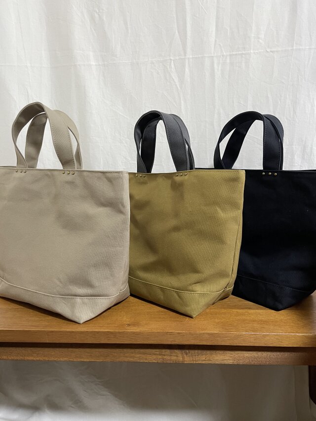 トートバッグM ︎パラフィン生地 ︎グレージュ ︎スタッズシリーズ ︎ジャストA4 | iichi 日々の暮らしを心地よくするハンドメイドやアンティークのマーケットプレイス