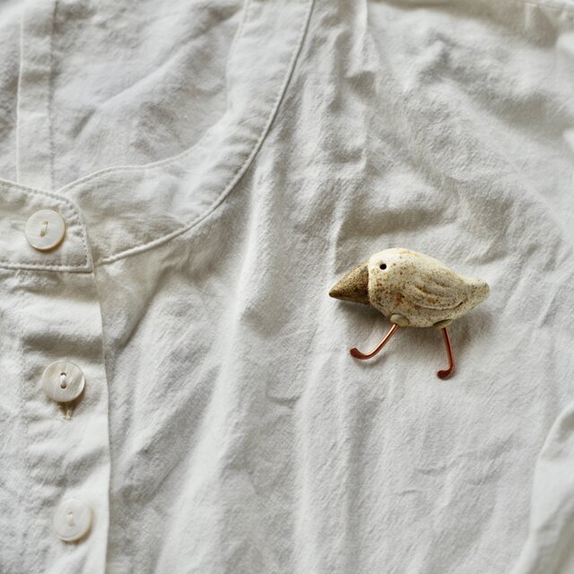 おさんぽ鳥のブローチ 06 | iichi 日々の暮らしを心地よくするハンドメイドやアンティークのマーケットプレイス