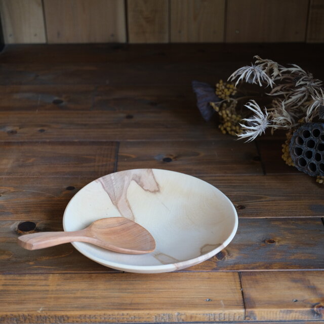 シラカバの浅めウッドボウル〈ガラスコーティング〉【v1339】 | iichi 日々の暮らしを心地よくするハンドメイドやアンティークのマーケットプレイス
