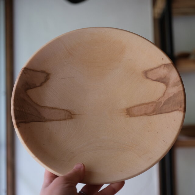 シラカバの浅めウッドボウル〈ガラスコーティング〉【v1339】 | iichi 日々の暮らしを心地よくするハンドメイドやアンティークのマーケットプレイス