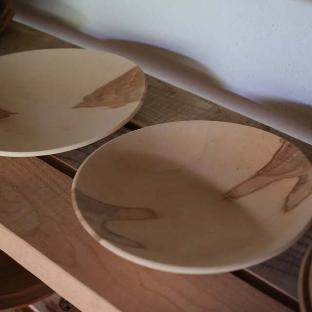 シラカバの浅めウッドボウル〈ガラスコーティング〉【v1339】 | iichi 日々の暮らしを心地よくするハンドメイドやアンティークのマーケットプレイス