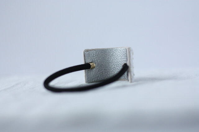 White square ヘアゴム | iichi 日々の暮らしを心地よくするハンドメイドやアンティークのマーケットプレイス