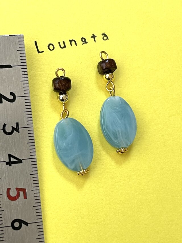 プチプラピアス ウッドビーズピアス ブラウン ブルー 夏ピアス 樹脂ピアス | iichi 日々の暮らしを心地よくするハンドメイドやアンティークのマーケットプレイス