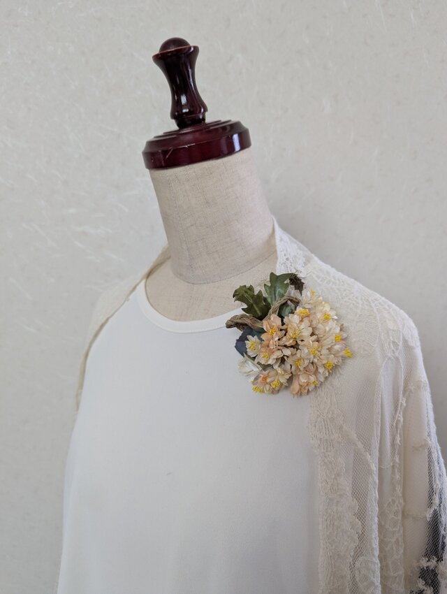 コサージュ野の花たち（ミルキーホワイト色）A93 | iichi 日々の暮らしを心地よくするハンドメイドやアンティークのマーケットプレイス