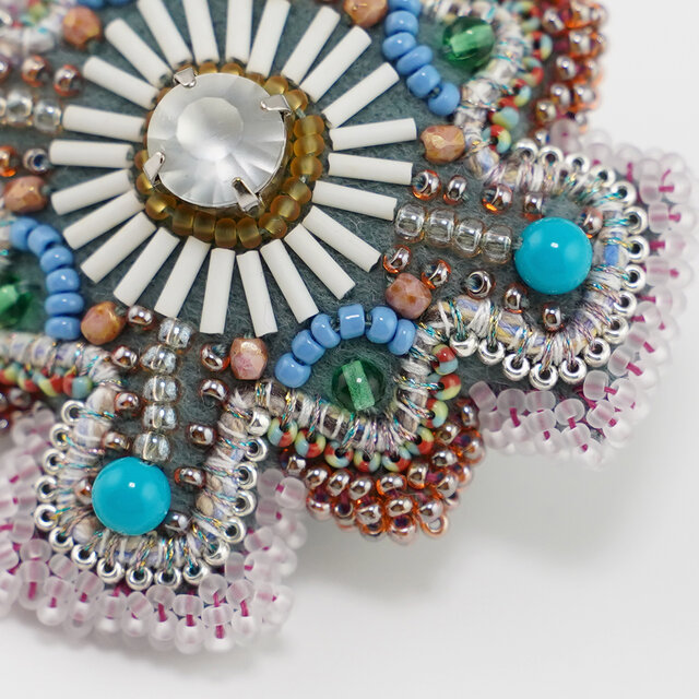 変形クロスのブローチ 9 ビーズ刺繍 一点もの グリーン ホワイト グレー ブルー おおぶり クリスマス ビジュー | iichi 日々の暮らしを心地よくするハンドメイドやアンティークの ...