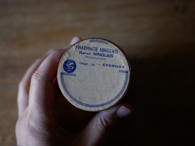 古いファーマシーのペーパーBOX ラウンド フランスアンティーク | iichi 日々の暮らしを心地よくするハンドメイドやアンティークのマーケットプレイス