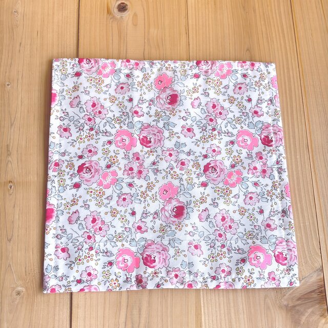 リバティ タナローン ガーゼハンカチ ＜Felicite＞(フェリシテ)ネオンピンク | iichi 日々の暮らしを心地よくするハンドメイドやアンティークのマーケットプレイス