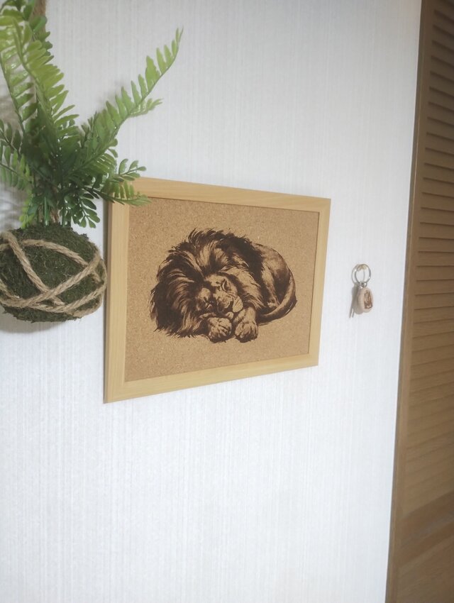 A4コルクシート 熟睡中のライオン | iichi 日々の暮らしを心地よくするハンドメイドやアンティークのマーケットプレイス