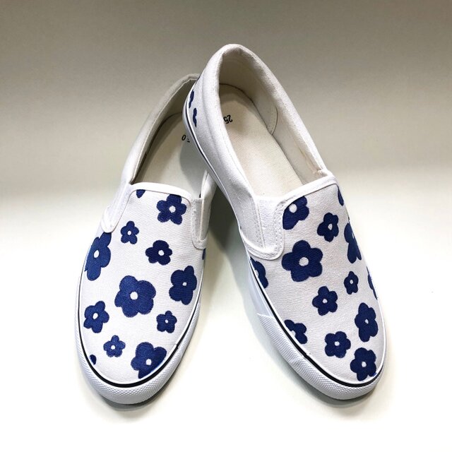 手描きのデイジー柄スリッポン (紺花) 22.5cm〜25.5cm・SS〜3Lサイズ | iichi 日々の暮らしを心地よくするハンドメイドやアンティークのマーケットプレイス