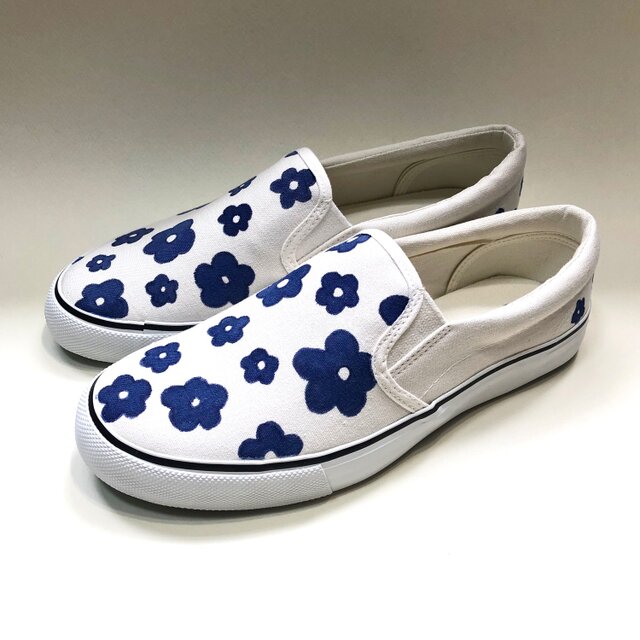 手描きのデイジー柄スリッポン (紺花) 22.5cm〜25.5cm・SS〜3Lサイズ | iichi 日々の暮らしを心地よくするハンドメイドやアンティークのマーケットプレイス